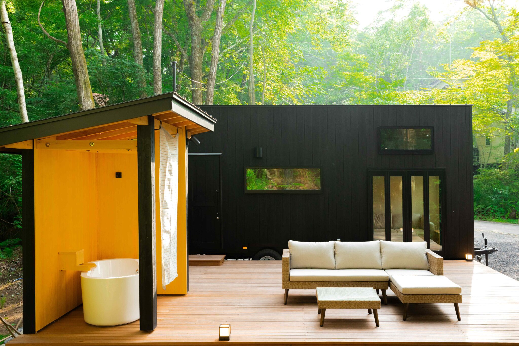 【施設紹介】Morinest 北軽井沢 ― 露天風呂付きトレーラーハウスホテルで森の音に包まれる、大人の隠れ家ステイ | YADOKARI.net